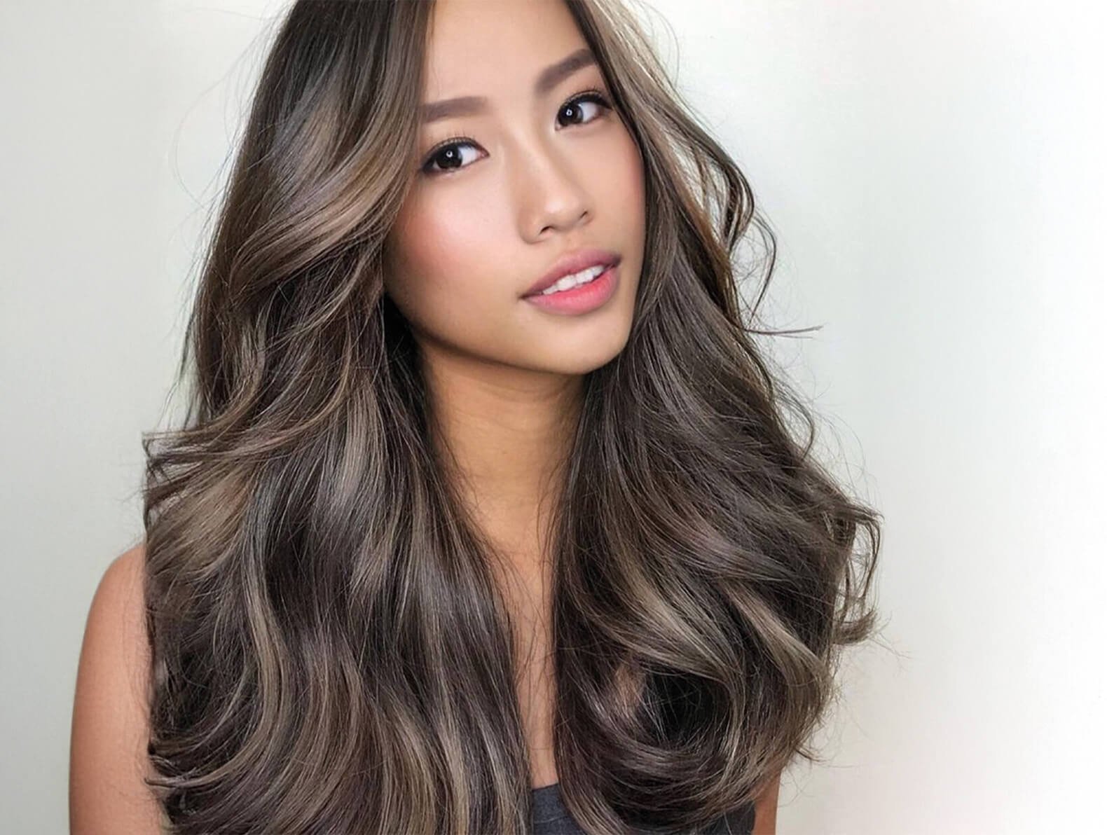 rayitos miel en cabello oscuro